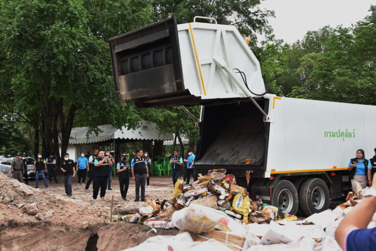 ฝังทำลาย “เนื้อควายเถื่อน” กว่า 110 ตัน พบ!จับอย่างเดียว